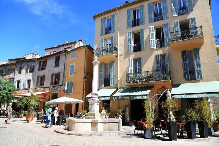 The Ultimate Travel Guide of Vence in the French Riviera - Evancy.com